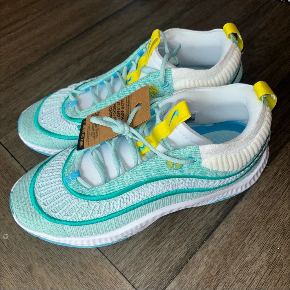 Nike Mens Cosmic Unity Basketball Shoes NWT - Gem